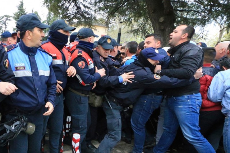 Demonstranti u Tirani pokušali da uđu u parlament - Istinito.com - Ne ... Demonstranti u Tirani pokušali da uđu u parlament - Istinito.com - Ne ...